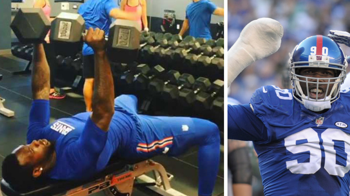 NFL star's mangled hand doesn't keep him out of the gym