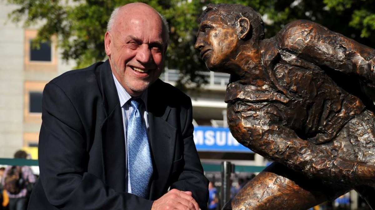 Ken Catchpole: Rugby legend dies, aged 78