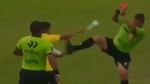 Football news 2025: Referee kicks member of a Peruvian team's coaching staff in the face, video