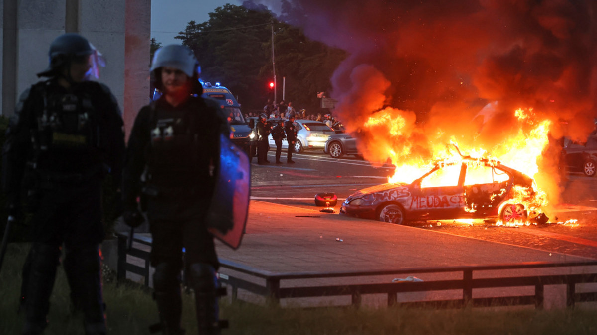 Champions League Paris: Violent clashes as fans celebrate Paris Saint ...
