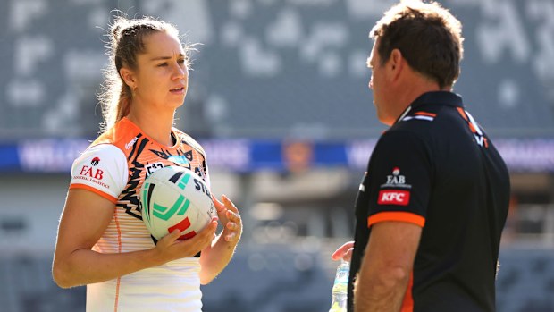 NRLW news 2025: Kezie Apps signs long-term contract extension with ...