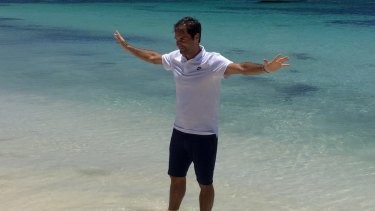 Tennis legend Roger Federer drops into Rottnest for a quokka selfie