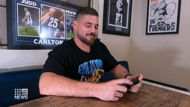 Devoted die-hard Carlton fan gets unusual footy-themed tattoo | Nine.com.au