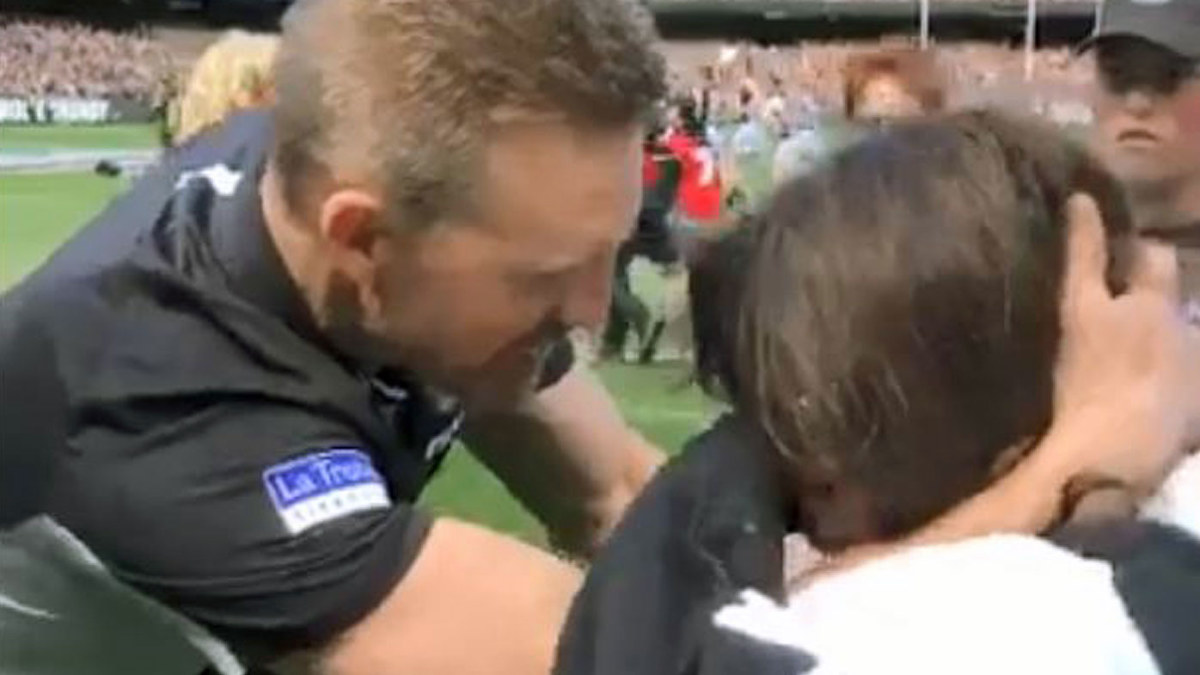 AFL grand final 2018: Buckley consoles fans over banner fail