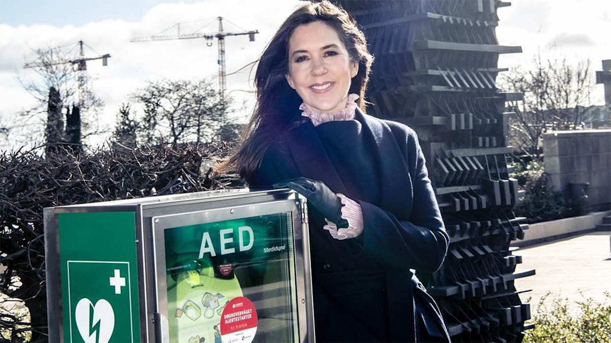 Princess Mary unveils defibrillator for Danish Heart Foundation in ...