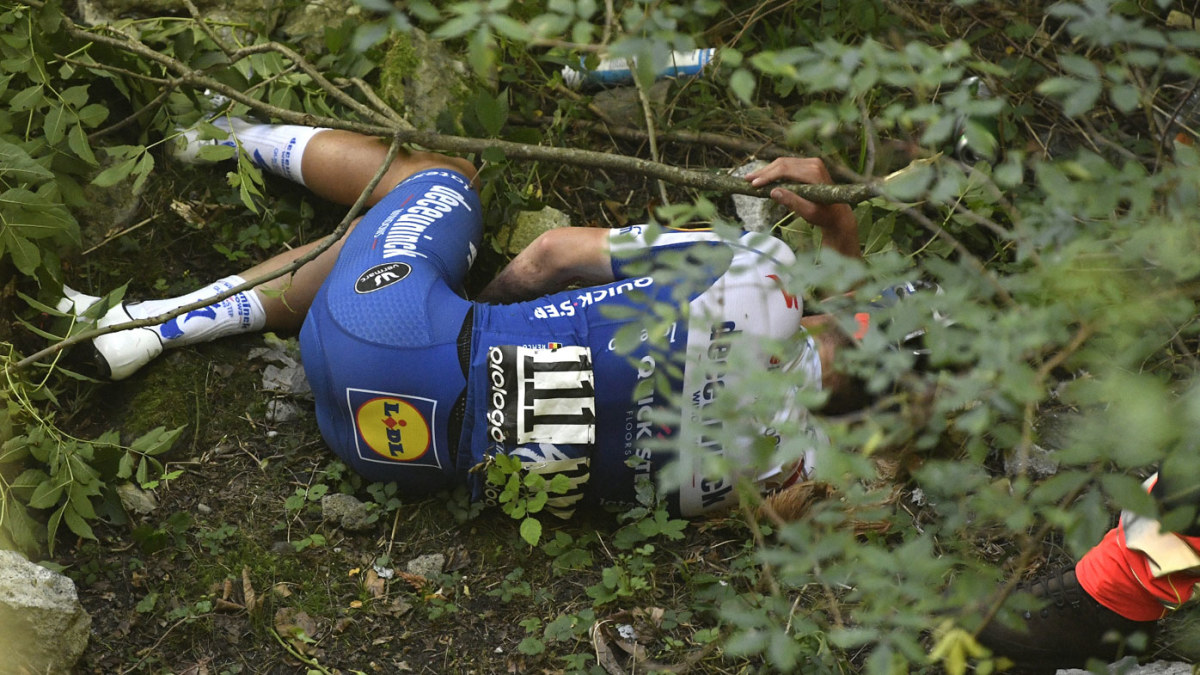Remco Evenepoel crashes off bridge video | Tour of Lombardy cycling ...