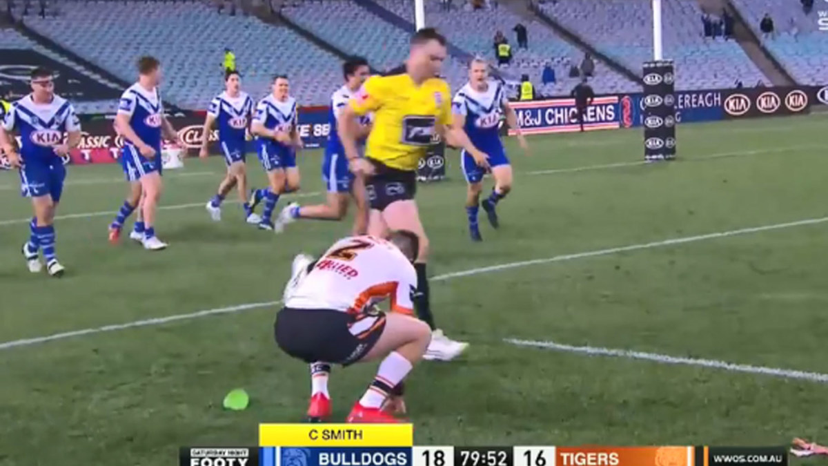 NRL news: Bulldogs players console Tigers' Momirovski after missing ...
