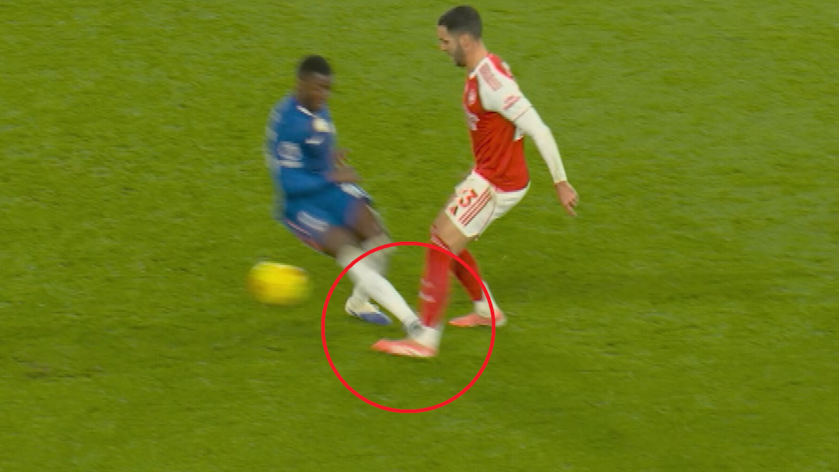 Football news 2025: Chelsea's Moises Caicedo cops red card in draw vs ...