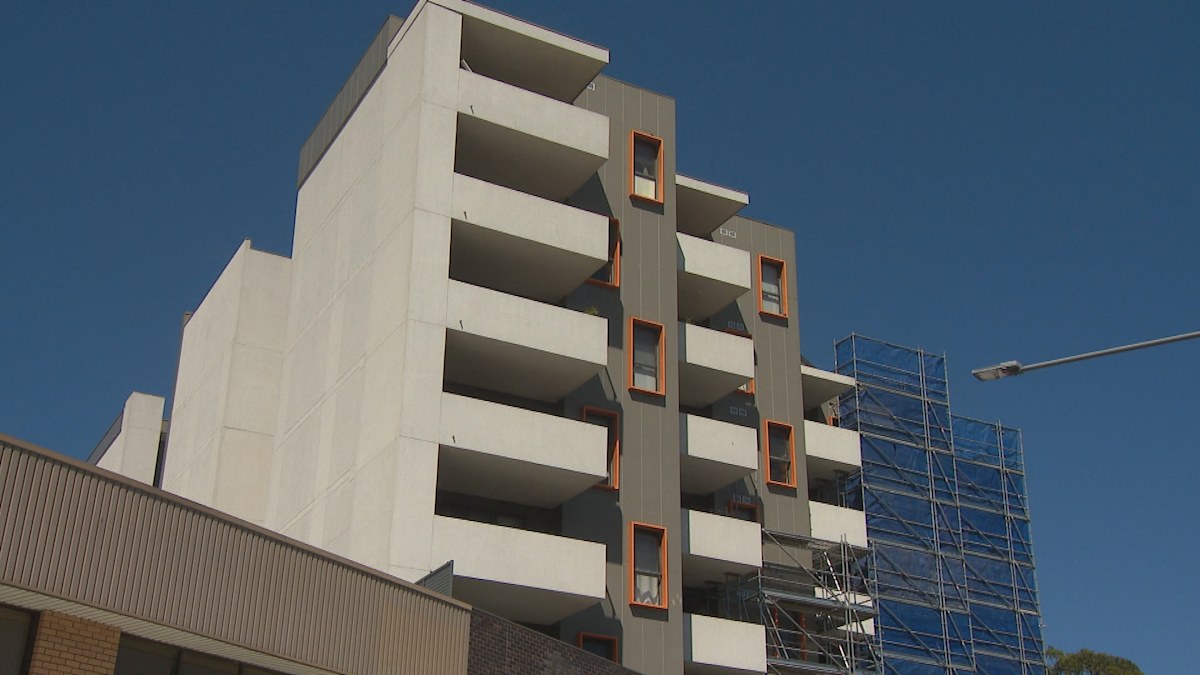 Fairfield: Man dies after falling from Sydney balcony after DV call ...