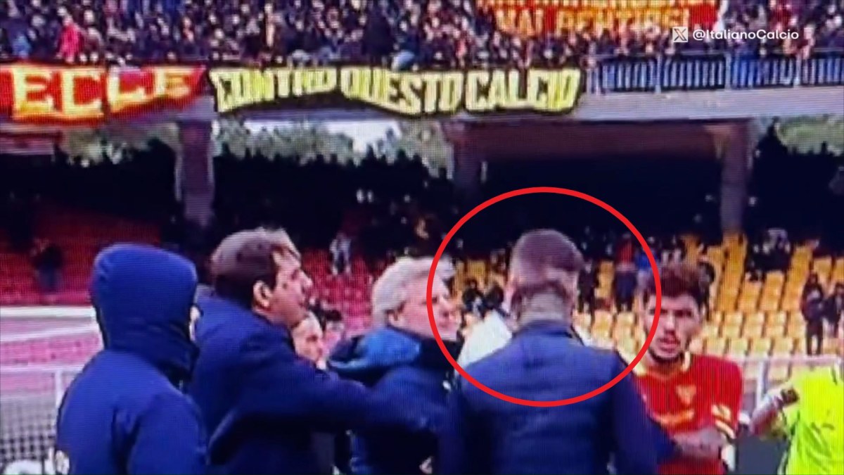 Football news 2024, Lecce coach Roberto D'Aversa appeared to headbutt ...