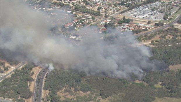 WA fires: Bushfire that threatened homes in Bibra Lake and Adventure ...