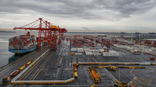 Patrick's wharfies warned of Port Botany lockout if strike goes ahead
