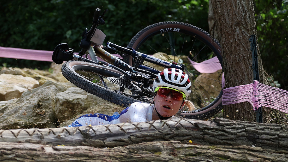 women's cycling crash