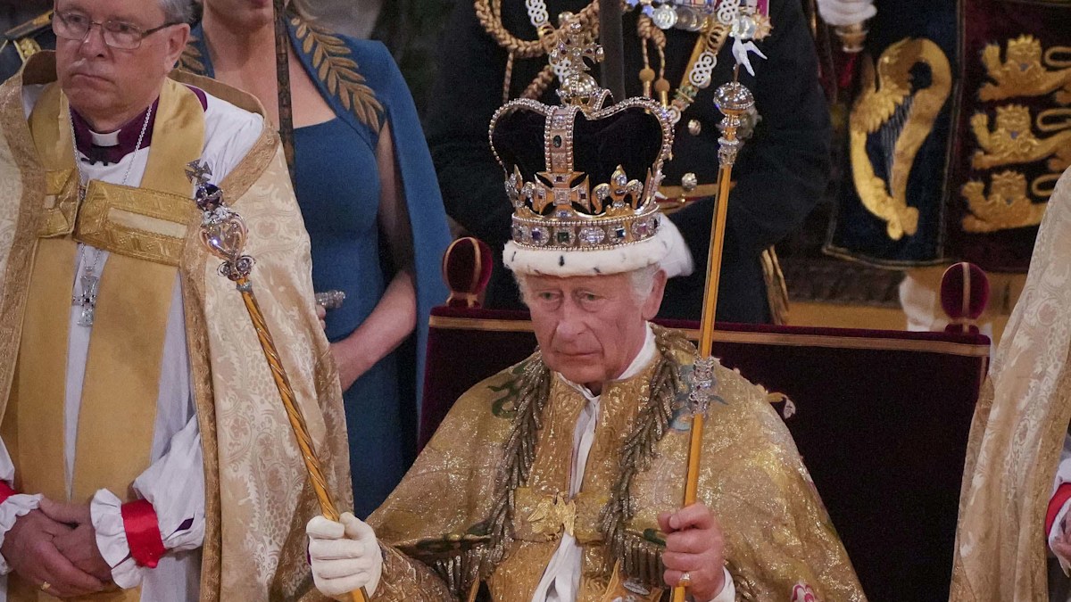 King Charles said his 'mama' Queen Elizabeth II practised wearing St ...