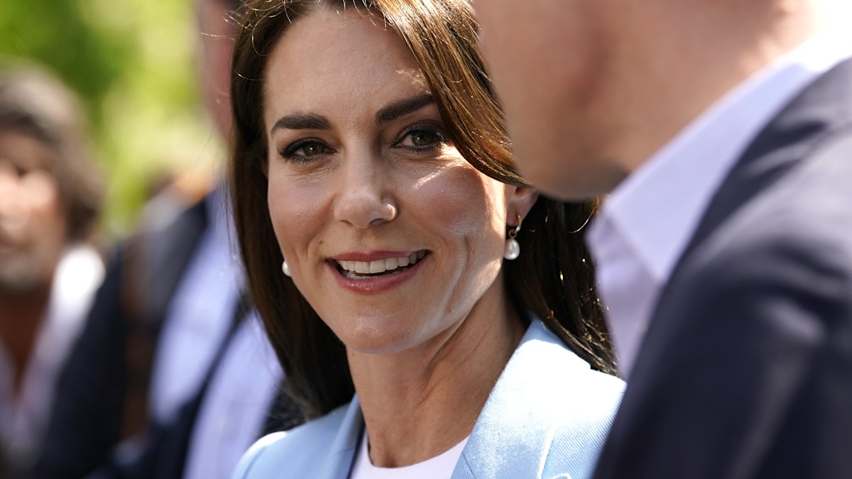 Dangerous truth in royal family headlines about Kate 'outshining' King ...