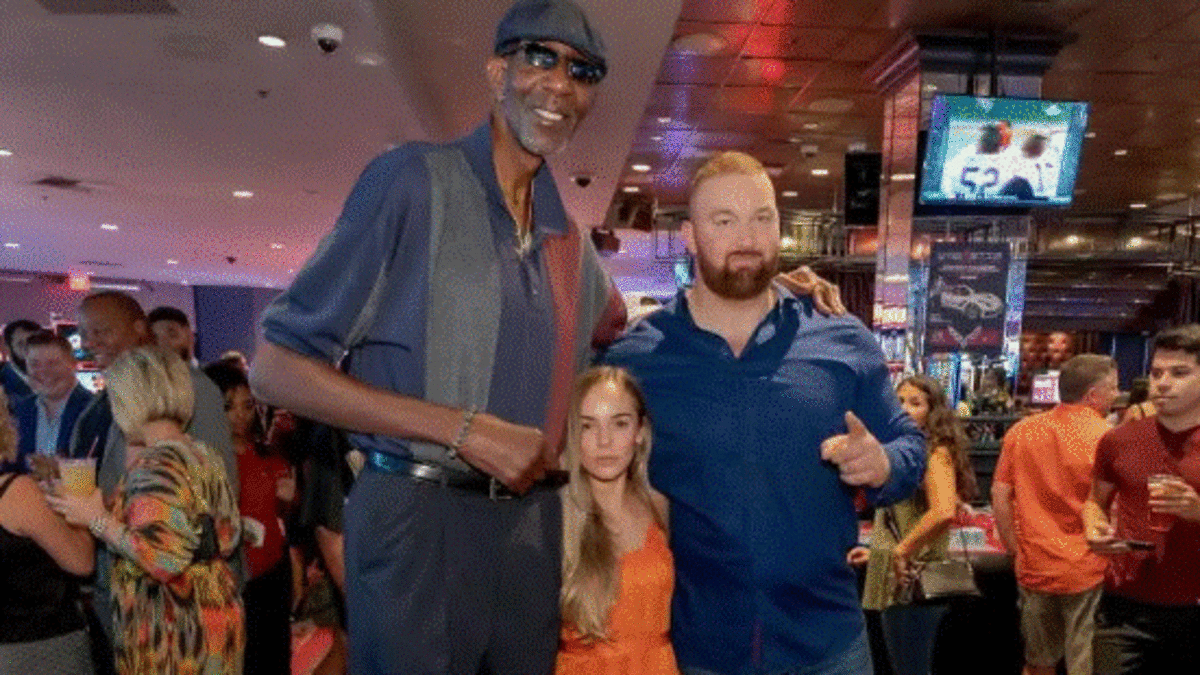 Former Harlem Globetrotter, America's tallest man George Bell dies aged 67