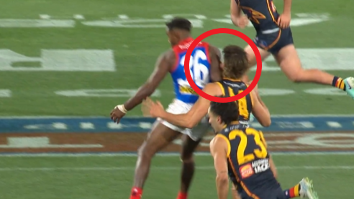 AFL News 2024: Kysaiah Pickett late hit and bump on Jake Soligo ...