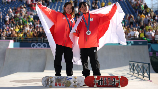 Olympic Games Paris 2024: Liz Akama skateboarding, fan man, video ...