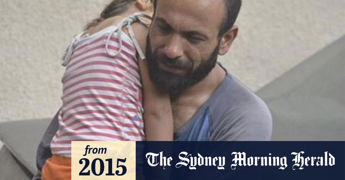 Viral photograph raises $240,000 for refugee father and children