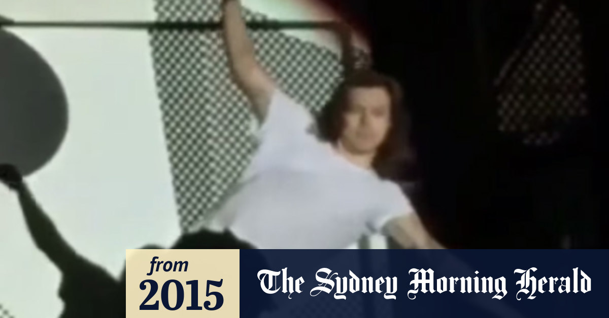 Harry falls Styleslessly on stage during One Direction US tour performance