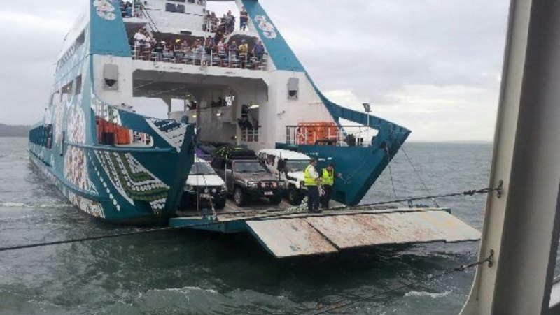 Hundreds stranded in Moreton Bay as Stradbroke Island barge runs aground
