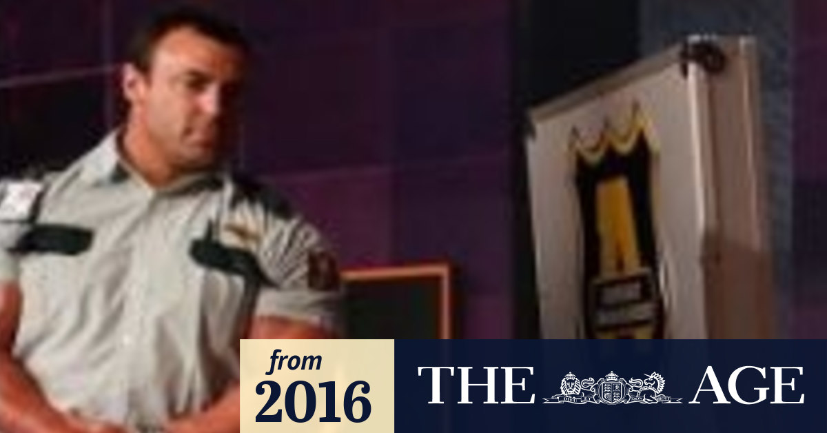 Muscle-bound security guard grabs attention at 2016 Brownlow Medal