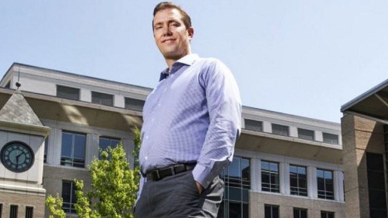 Shon Hopwood robbed banks and went to prison. Now he's a law professor