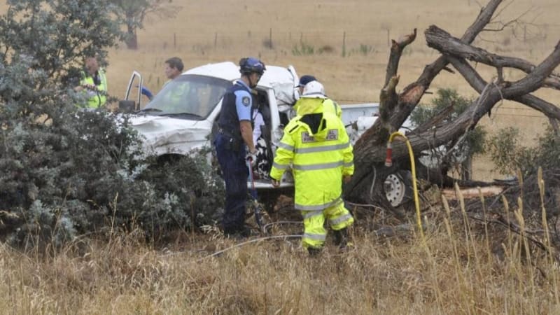 Three-vehicle crash closes Lachlan Valley Way north of Yass