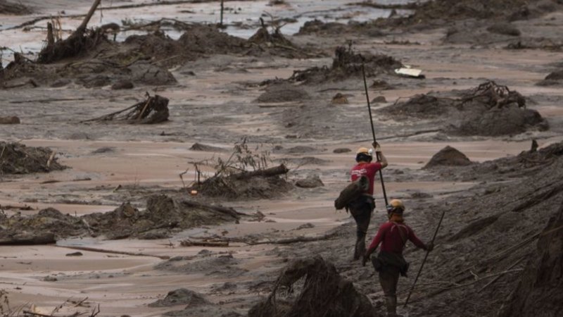 Brazilian police seek arrests of Samarco executives over dam disaster
