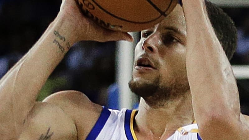 Steph Curry breaks NBA record for 3-pointers