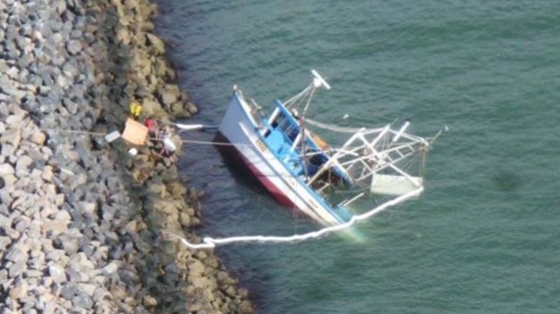 Fishing trawler sinks after hitting rock wall at Redcliffe