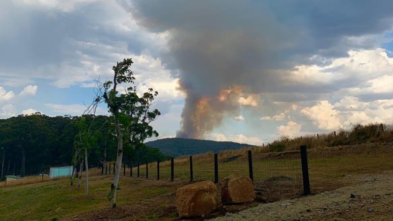 Two bushfires burning south-east of Melbourne as temperatures soar