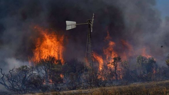 Perth bushfires: Gingin bushfire predicted to escalate over 'very ...