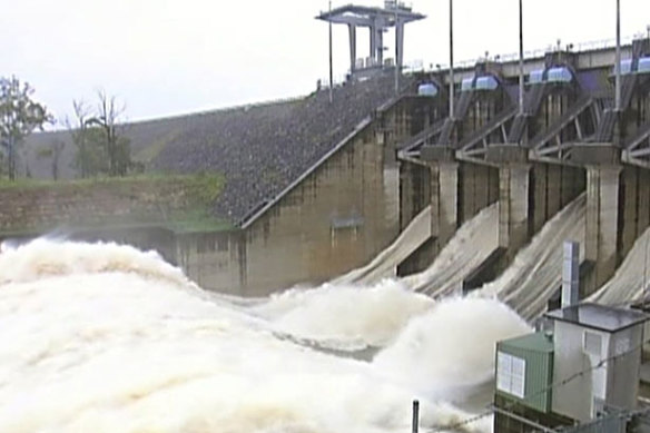 What a difference a decade makes: Wivenhoe Dam then and now