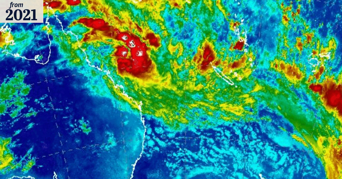 Cyclone off Queensland coast intensifies, tracks south