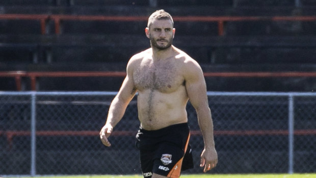NRL 2019: Wests Tigers veteran Robbie Farah hit tops gear as Cronulla ...