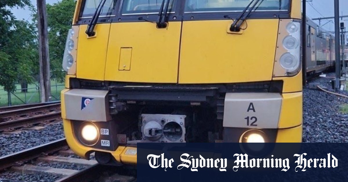 Sydney train derailment at Clarendon station amid mass delays ...