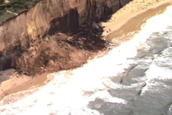 Great Ocean Road landslip: Anglesea cliff collapses ‘with a huge boom ...
