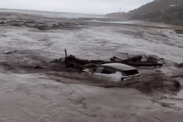 Great Ocean Road floods: Rain, rescue calls and cars swept out to sea ...