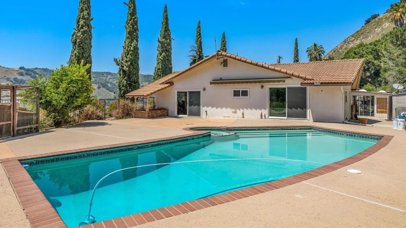 Johnny Cashs Former Home In California For Sale For 2 59 Million