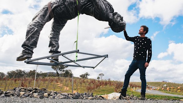 Artist Louis Pratt donates $70,000 sculpture to the National Arboterum ...