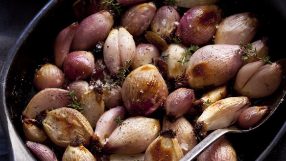 Baked eschalots with raisins, balsamic and goat's feta