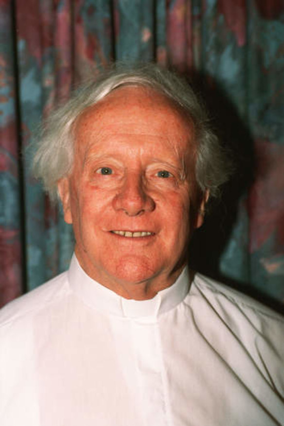 Jesuit at ease in refuges and at wheel of a Merc