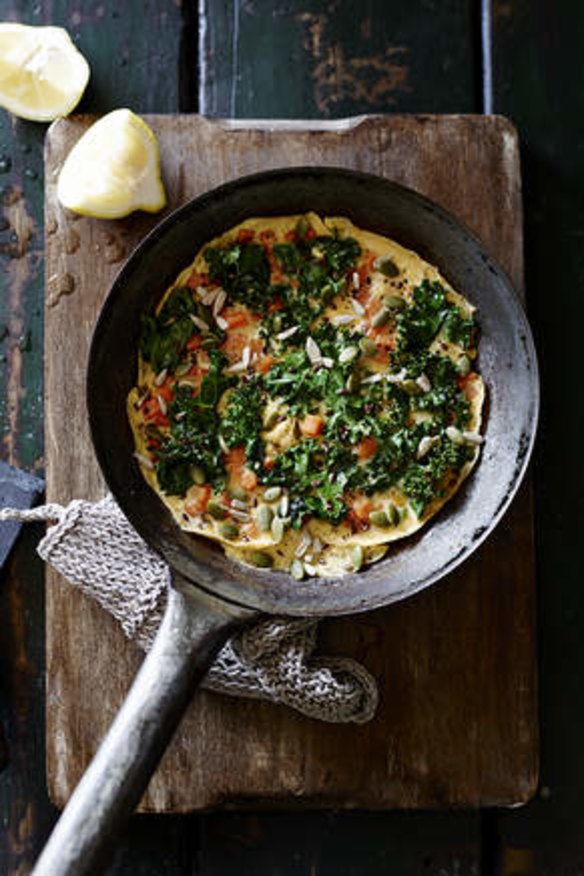 Pete Evans' cracking eggs