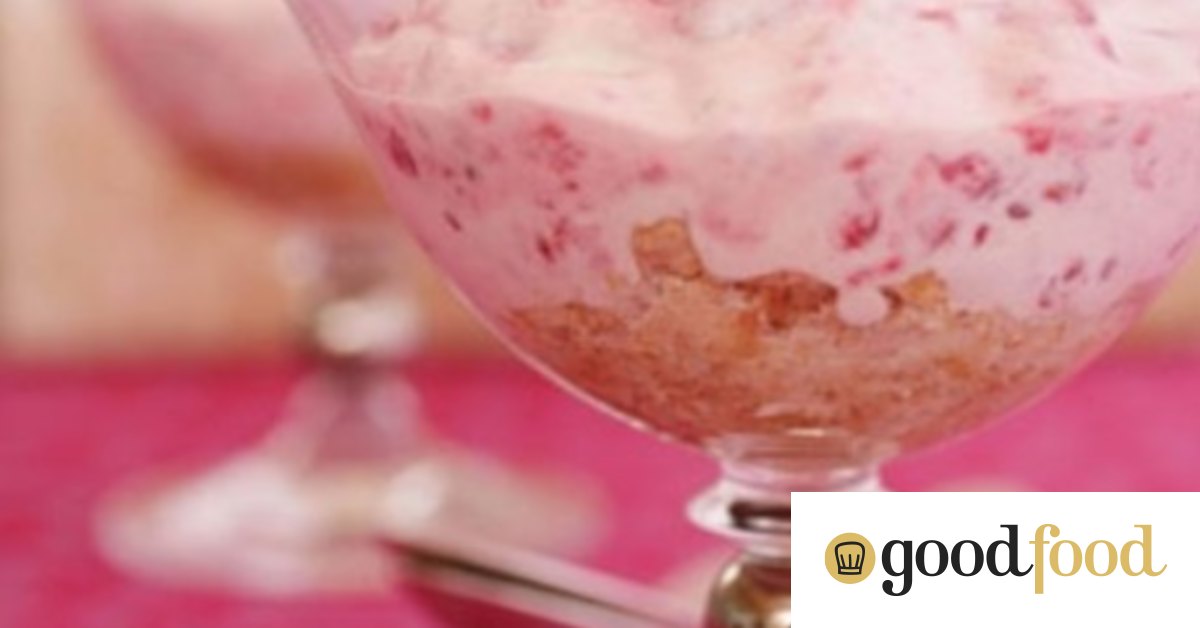 Raspberry foam with fruit liqueur