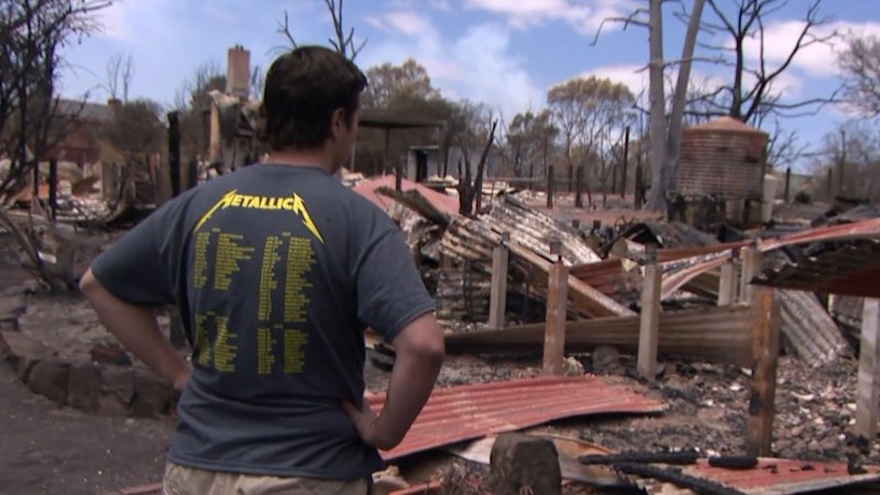 Up to a dozen major bushfires burning across Victoria
