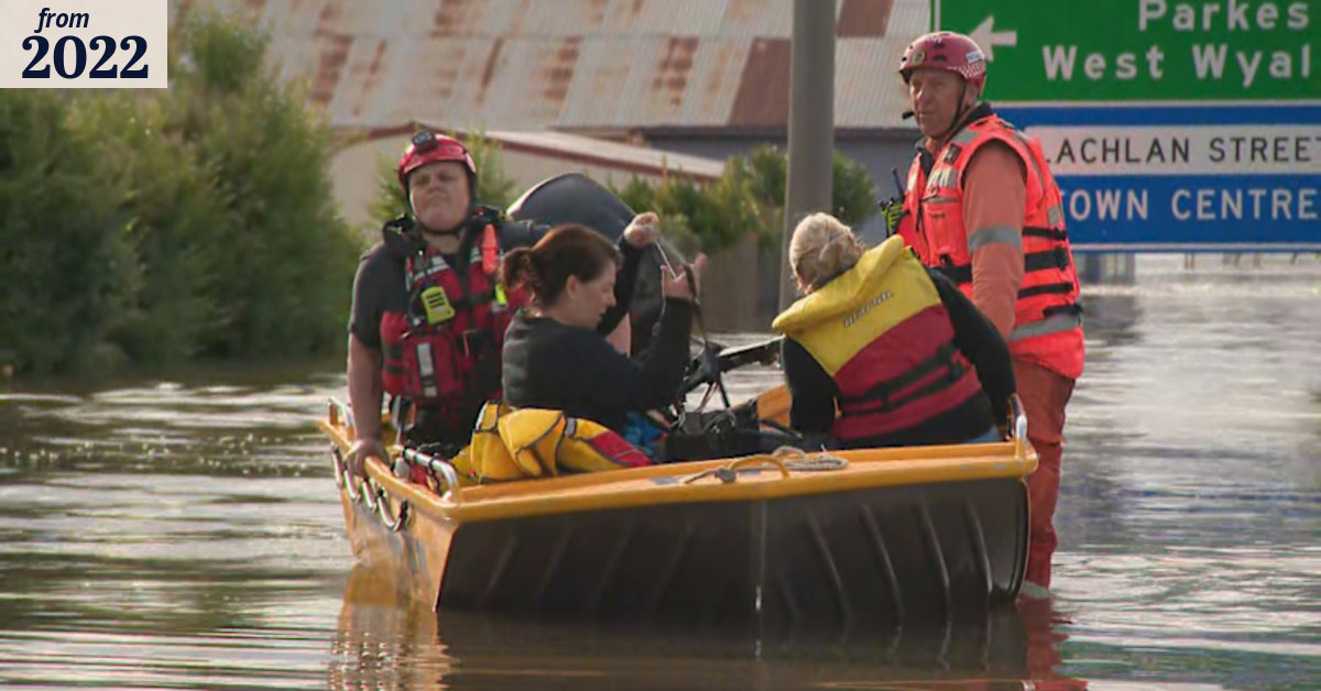 Forbes residents evacuate CBD by boat