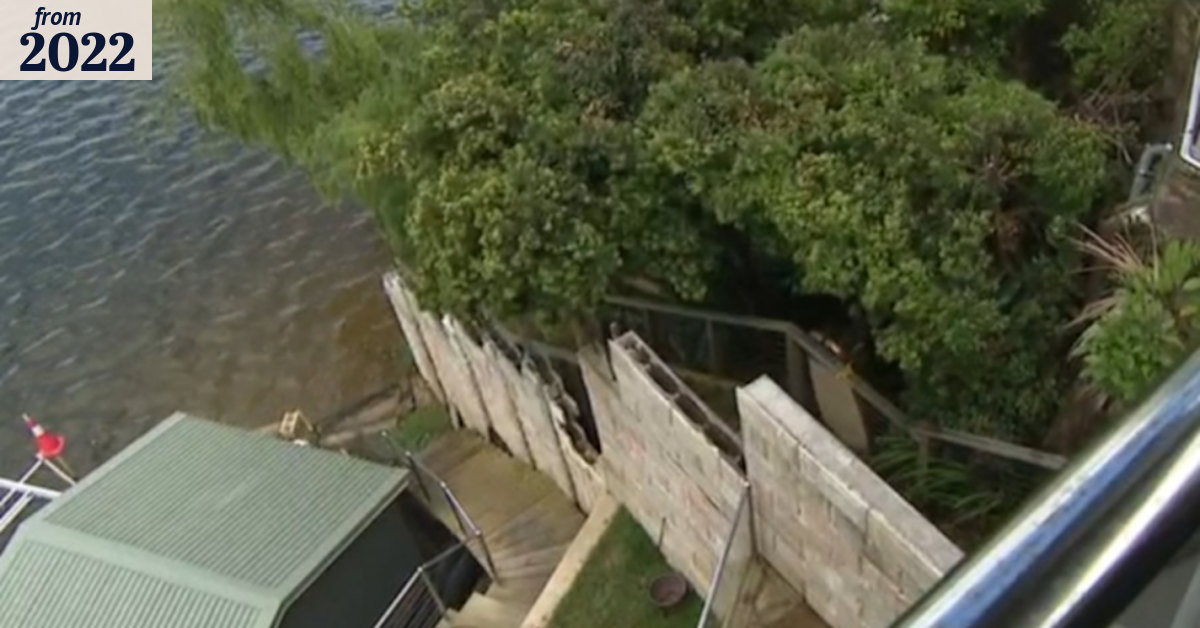 Fight over fence between Sydney waterfront properties escalates