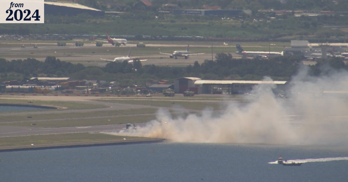Engine fails on Qantas flight, sparking grassfire